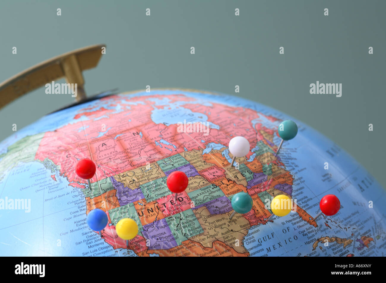 Globe location pins hi-res stock photography and images - Alamy