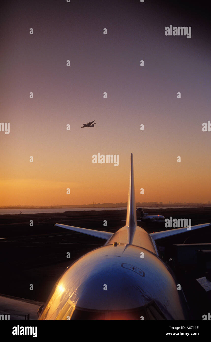Airport gate plane hi-res stock photography and images - Alamy