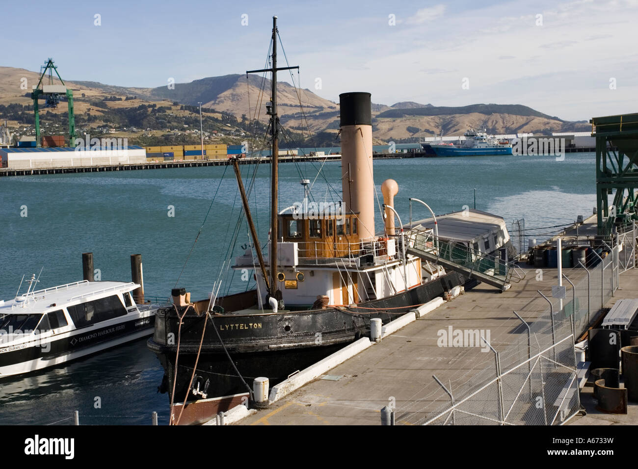 Steam tugs hi-res stock photography and images - Alamy