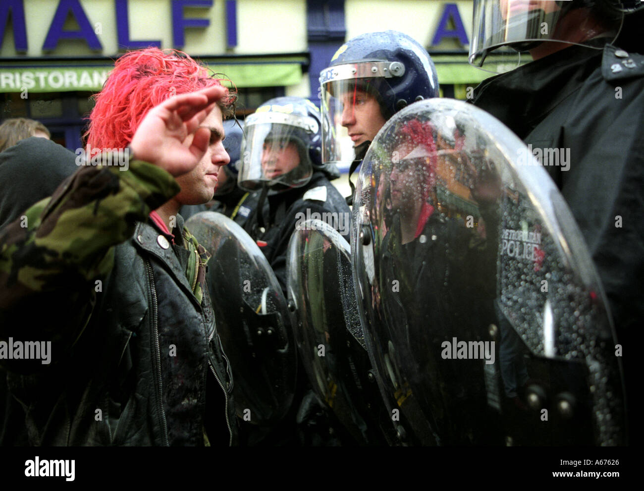 Police confrontation during evening of Mayday demonstration 2002 Stock ...