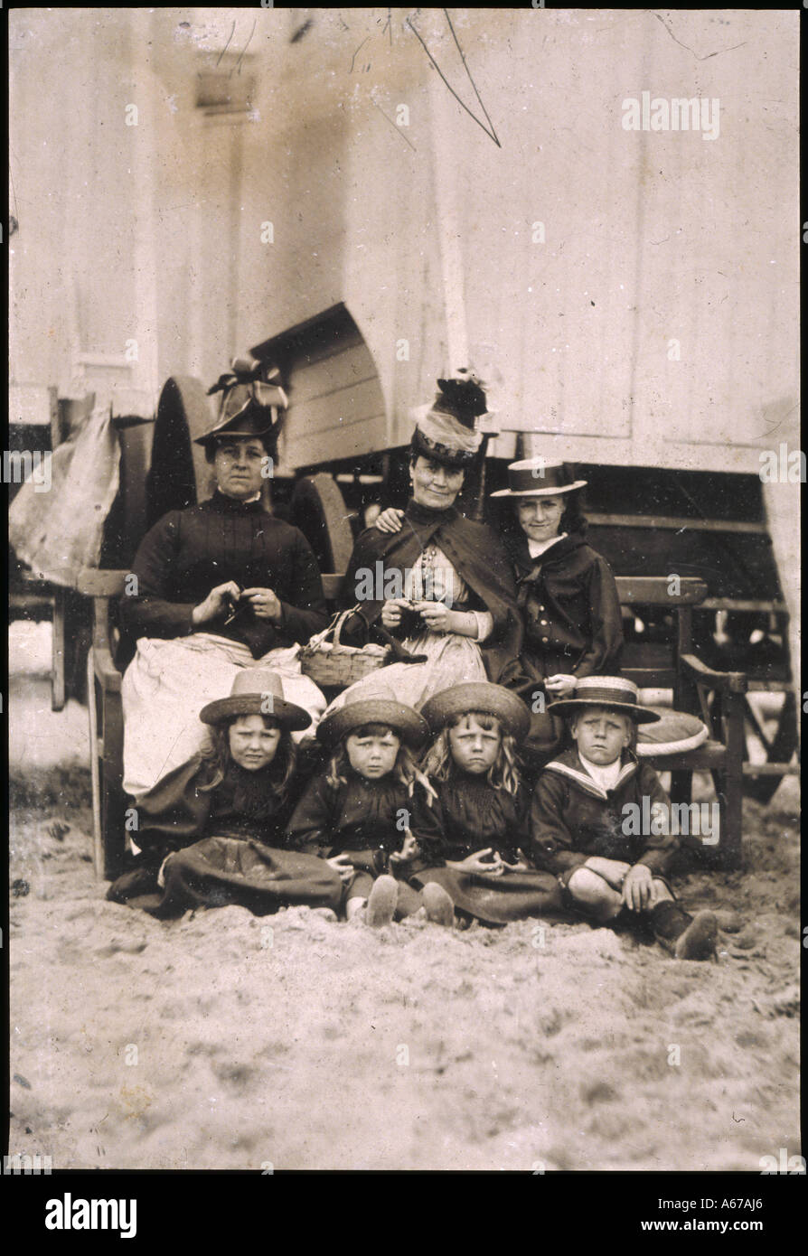 Children smiling 1900 hi-res stock photography and images - Alamy