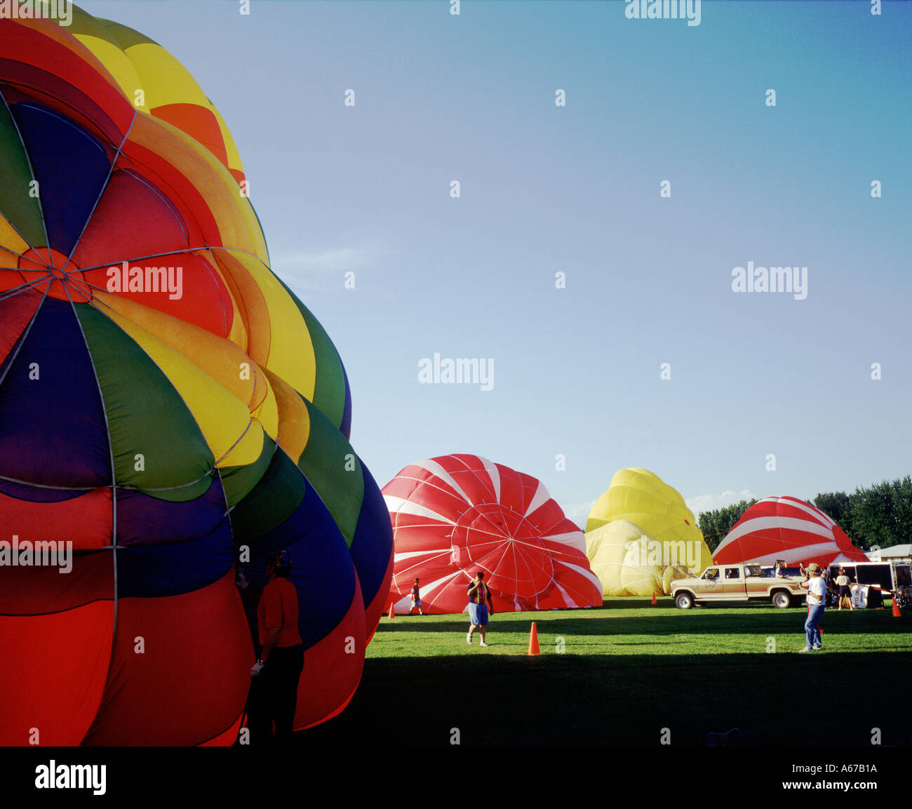 Red balloons floating away hi-res stock photography and images - Alamy