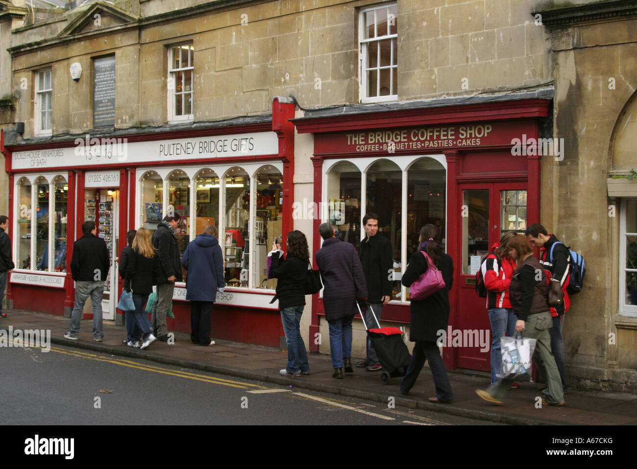 Pulteney Bridge shops in Bath Stock Photo - Alamy