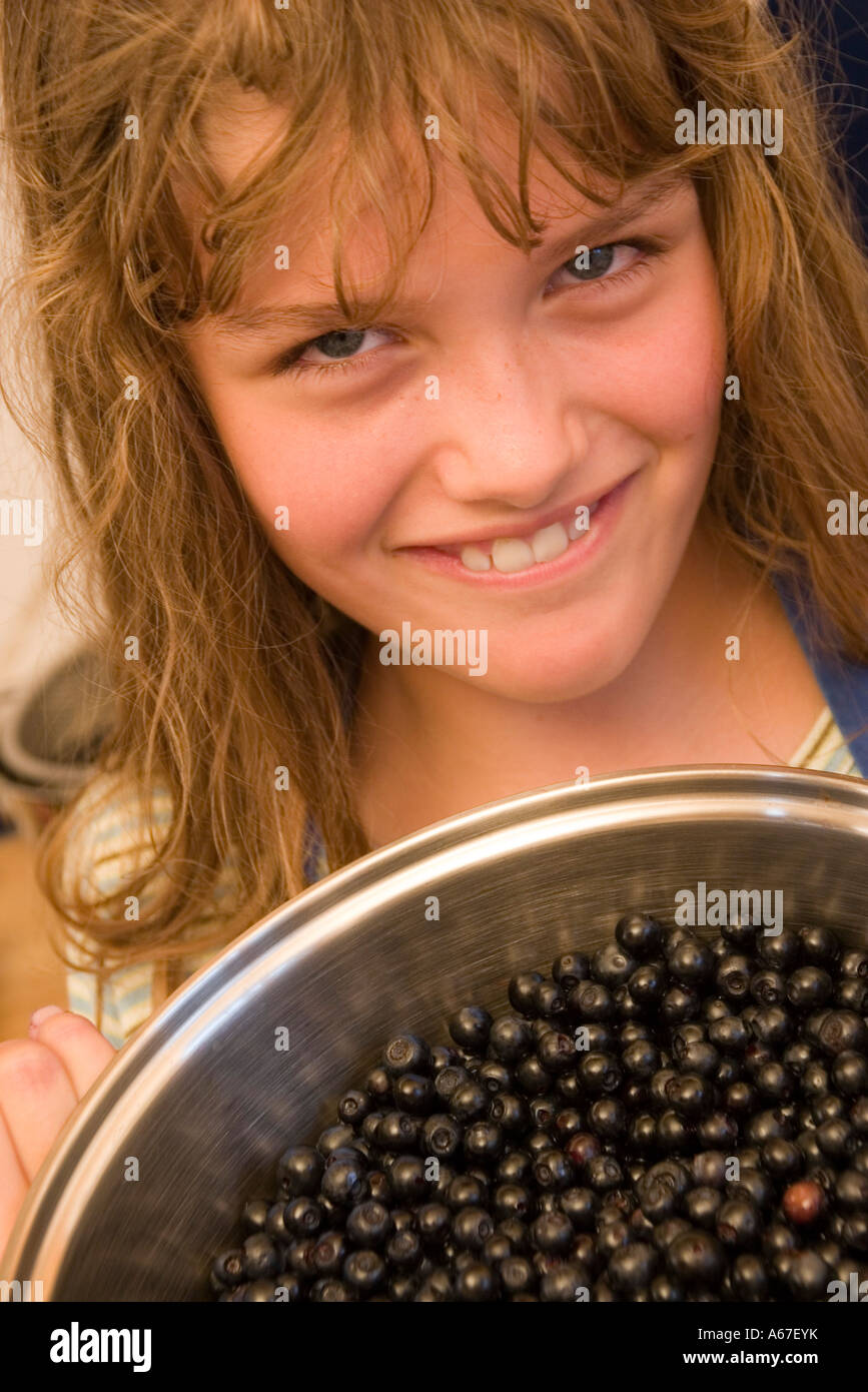 Girl proudly shows gathered blueberries Stock Photo - Alamy