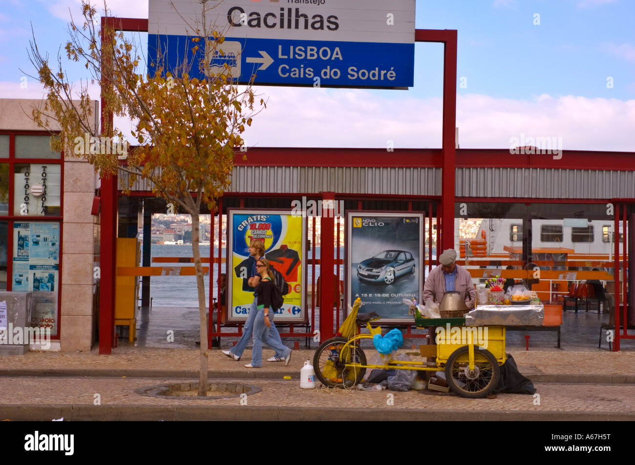 Port of cacilhas hi-res stock photography and images - Alamy