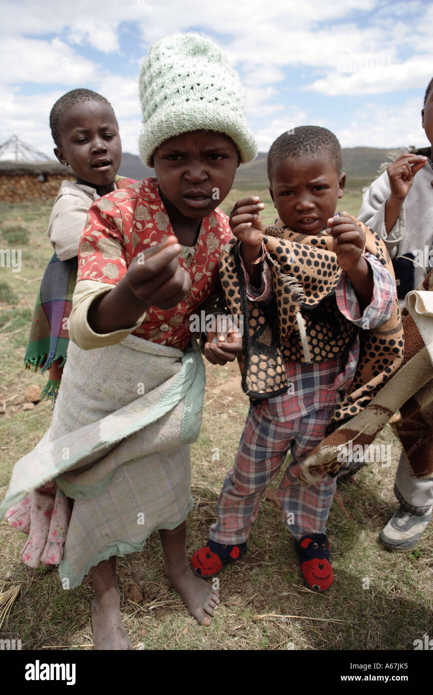 Begging children hi-res stock photography and images - Alamy