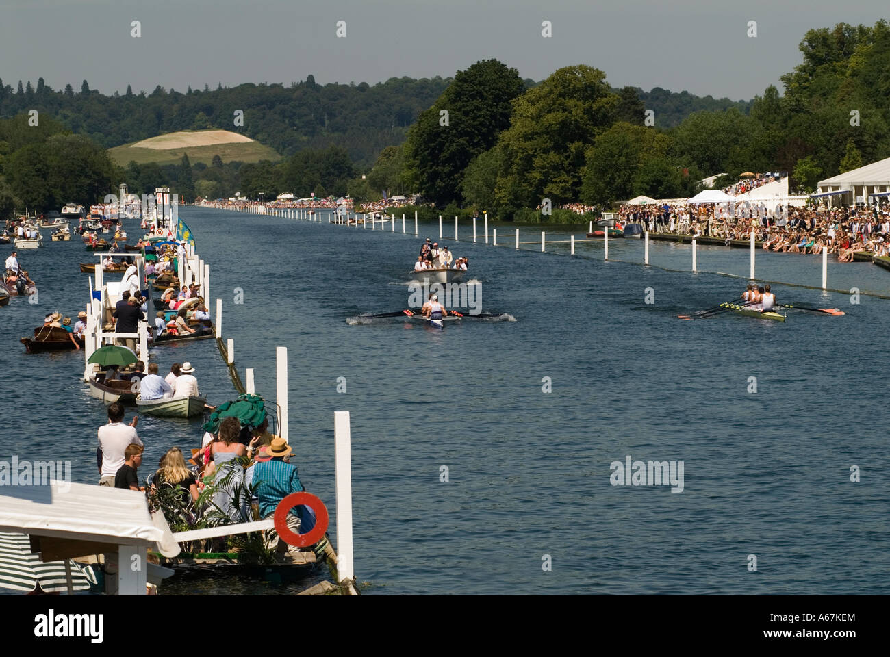 Finishing Post red circle foreground UK Henley Royal Rowing Regatta ...