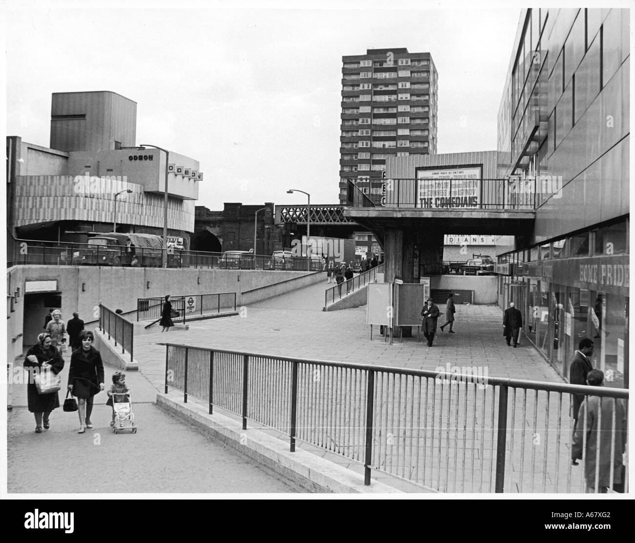 Elephant castle 1960s hi-res stock photography and images - Alamy