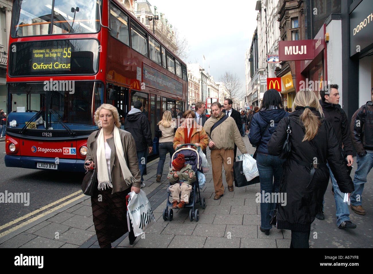 Busy london street hi-res stock photography and images - Alamy