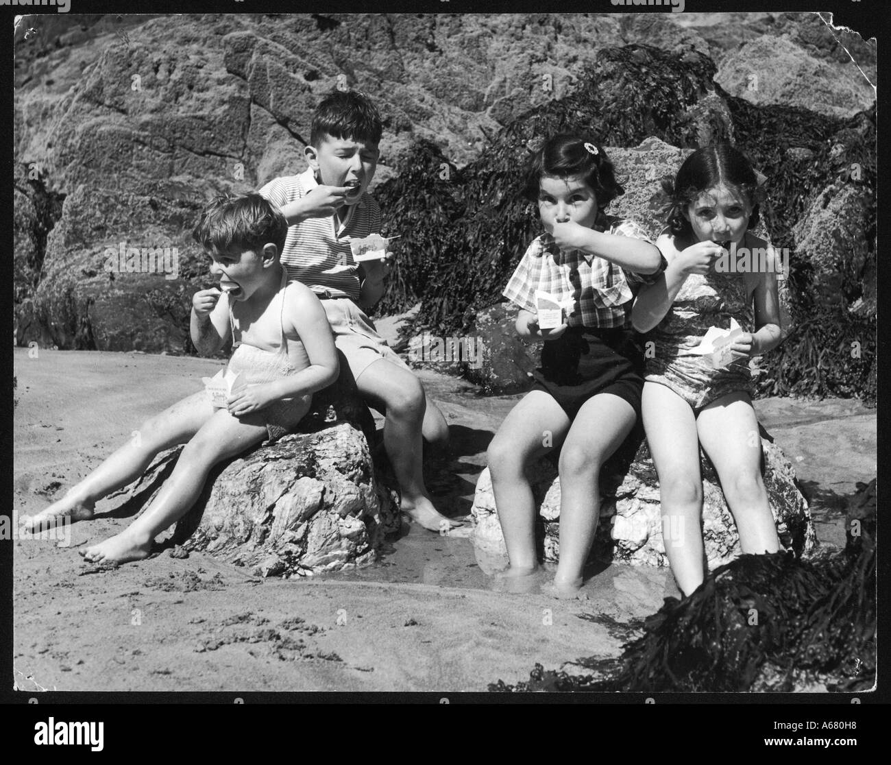 1950s seaside children hi-res stock photography and images - Alamy