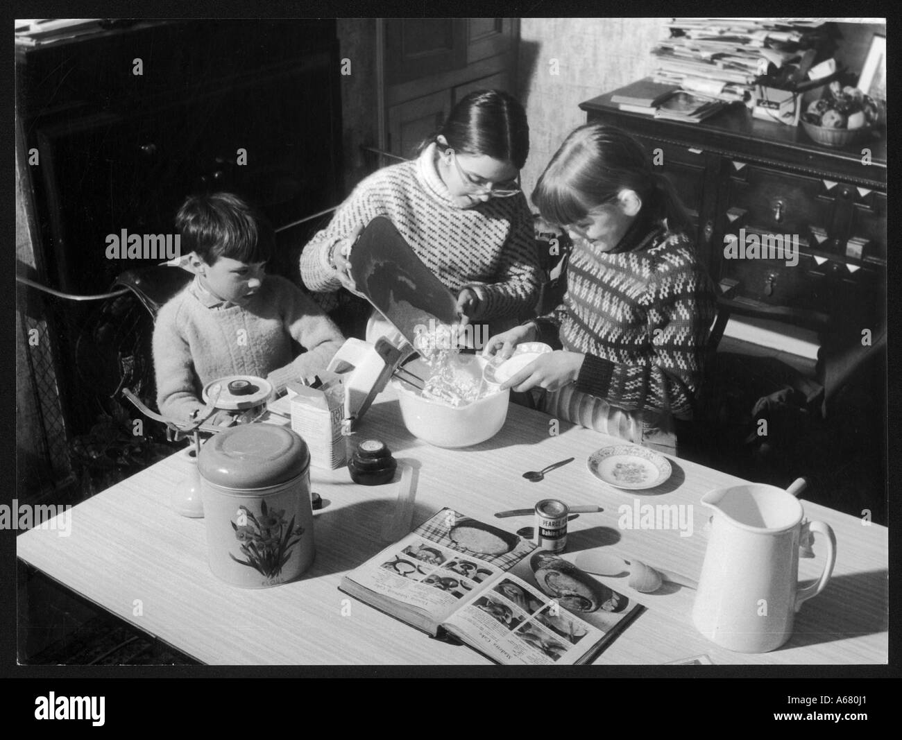 Family kitchen 1960s hi-res stock photography and images - Alamy