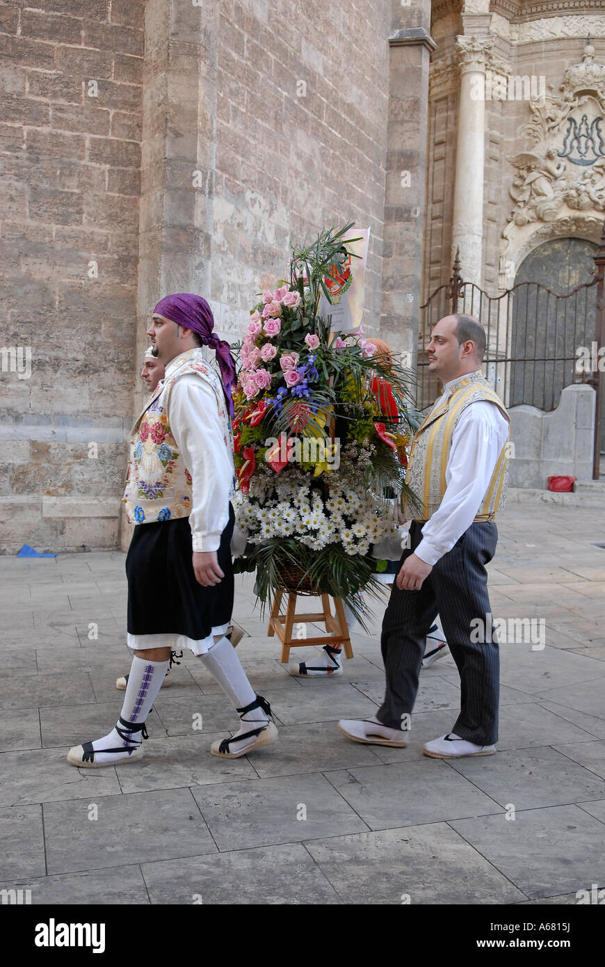 Falleros in traditional Valencian dressing during L'Ofrena de flors ...