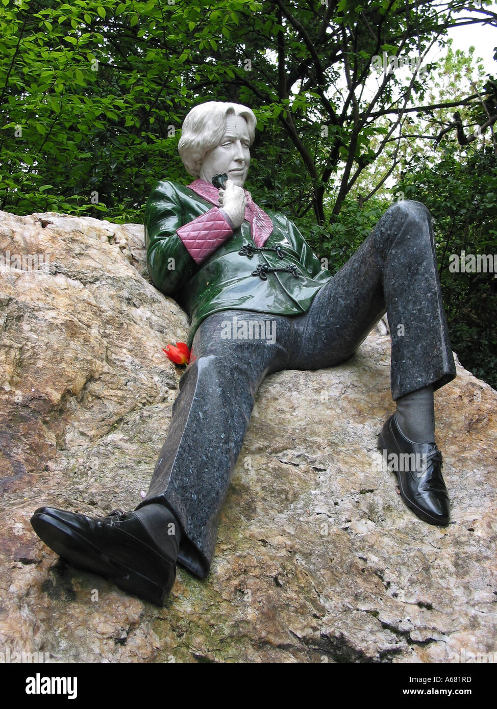 Statue of Oscar Wilde Merrion Square Dublin Ireland Stock Photo - Alamy