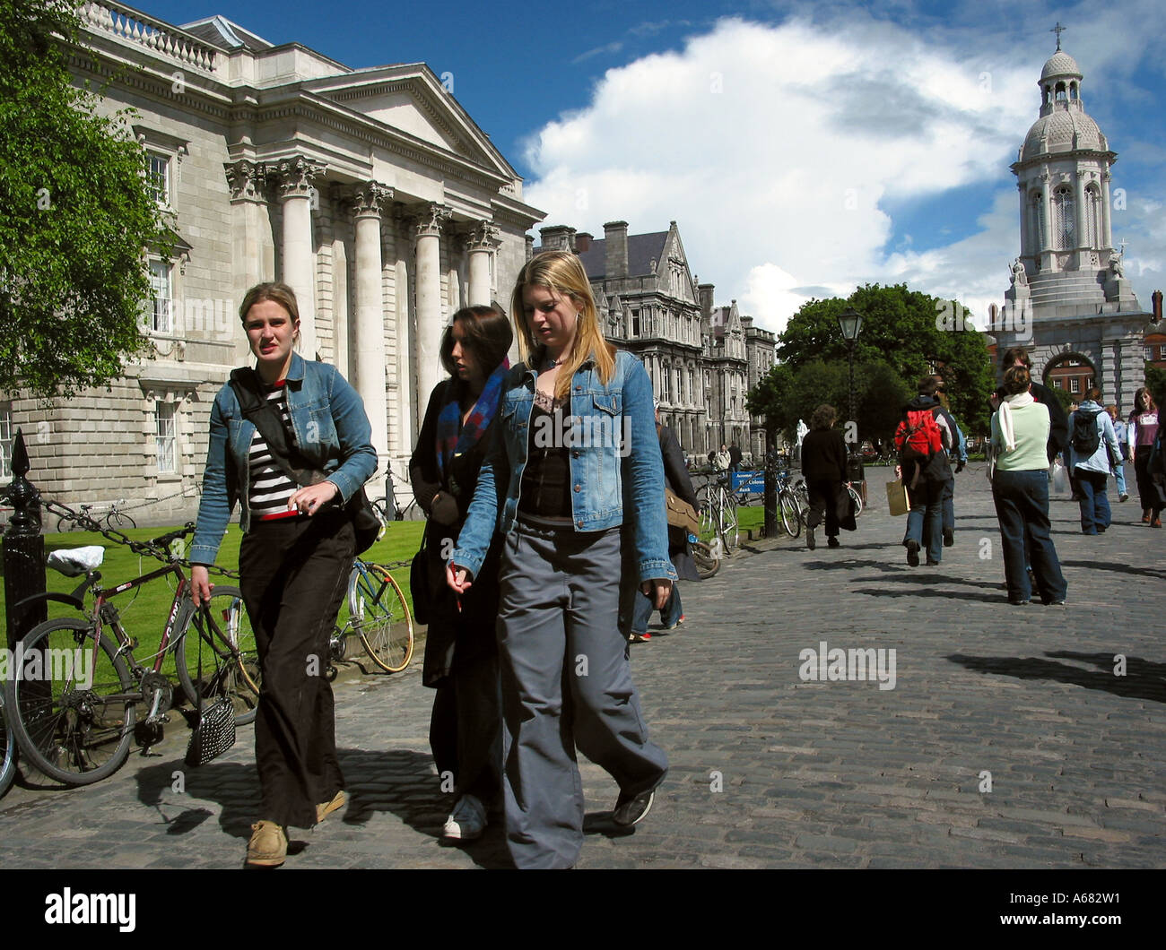 Students at Parliament Square Trinity College Dublin Stock Photo - Alamy