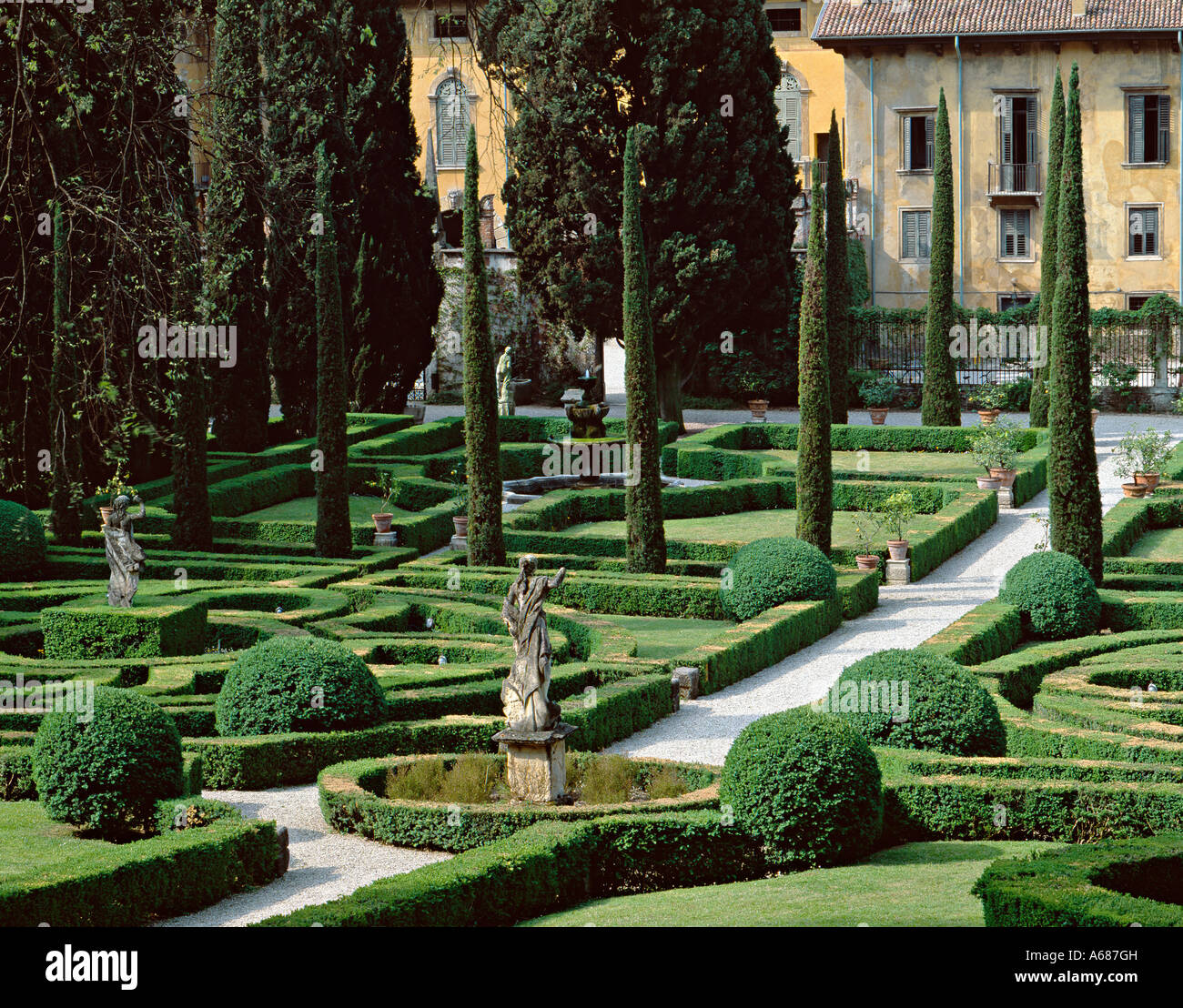 Buxus hedge renaissance hi-res stock photography and images - Alamy