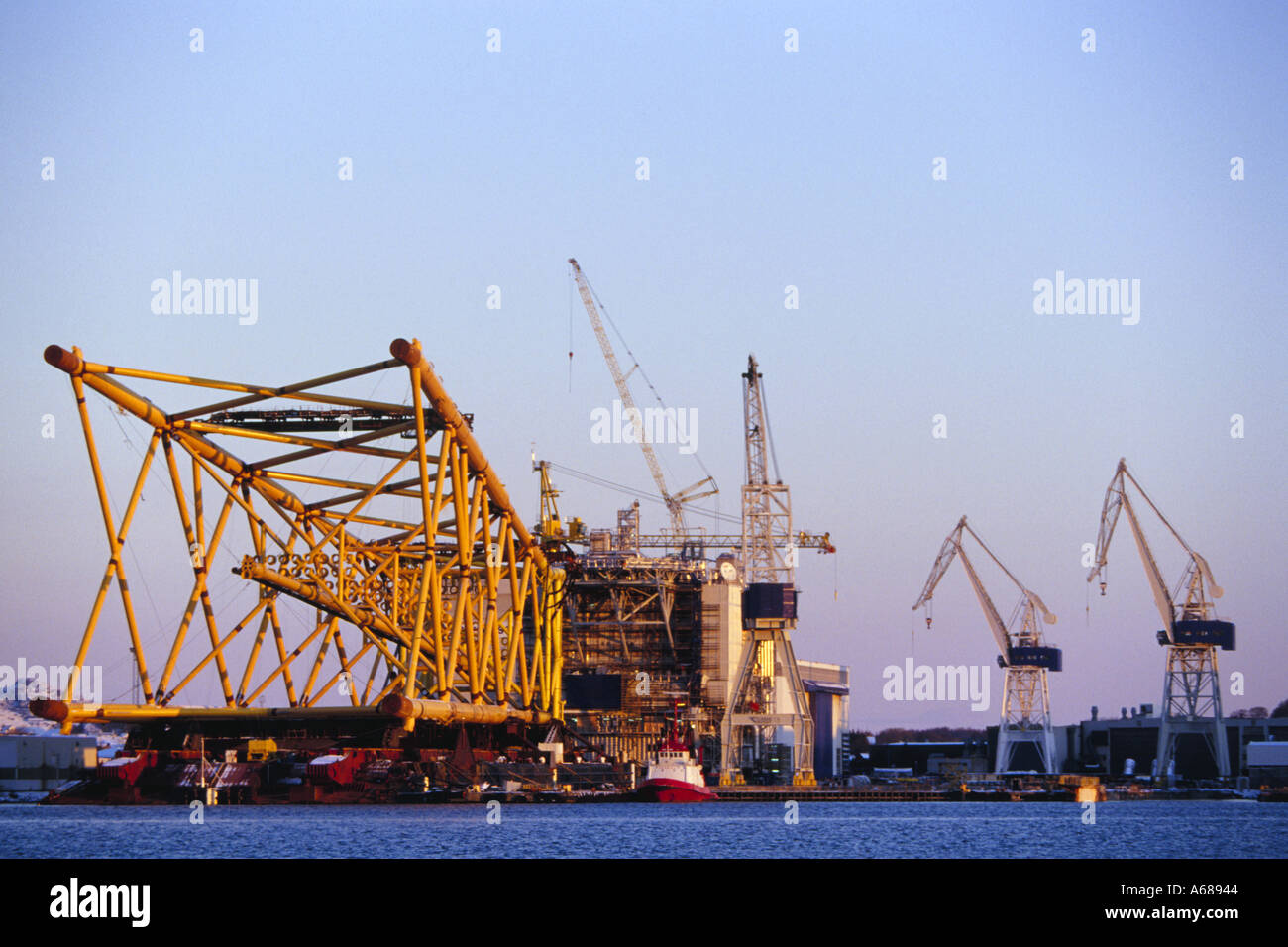 Floating hulk hi-res stock photography and images - Alamy