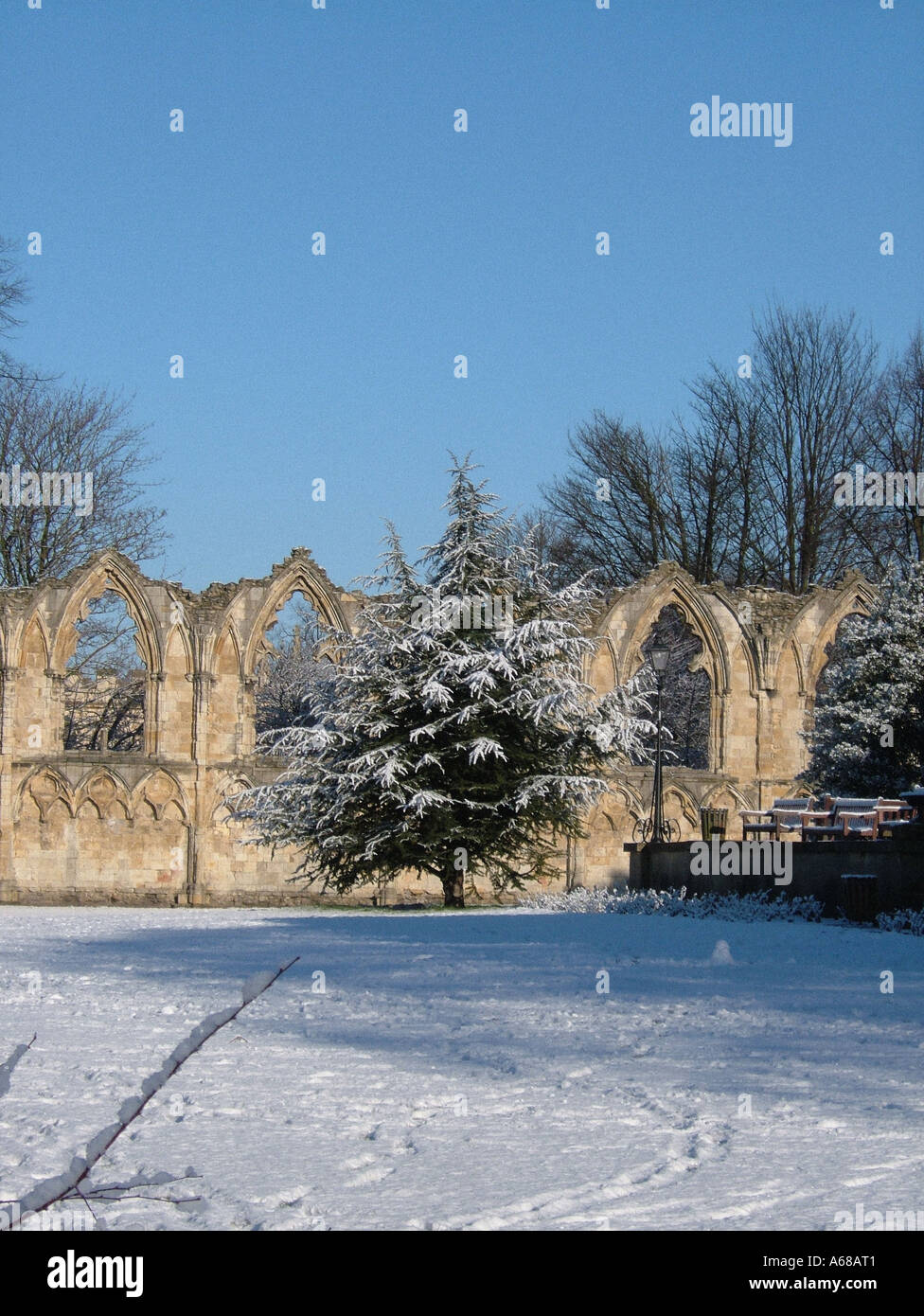 Abbey ruins snow trees hi-res stock photography and images - Alamy