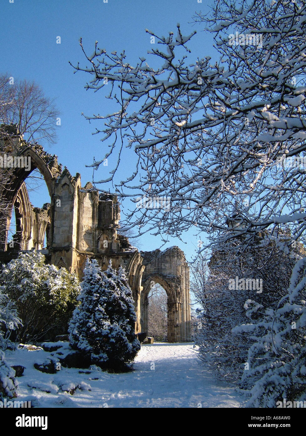 Abbey ruins snow trees hi-res stock photography and images - Alamy