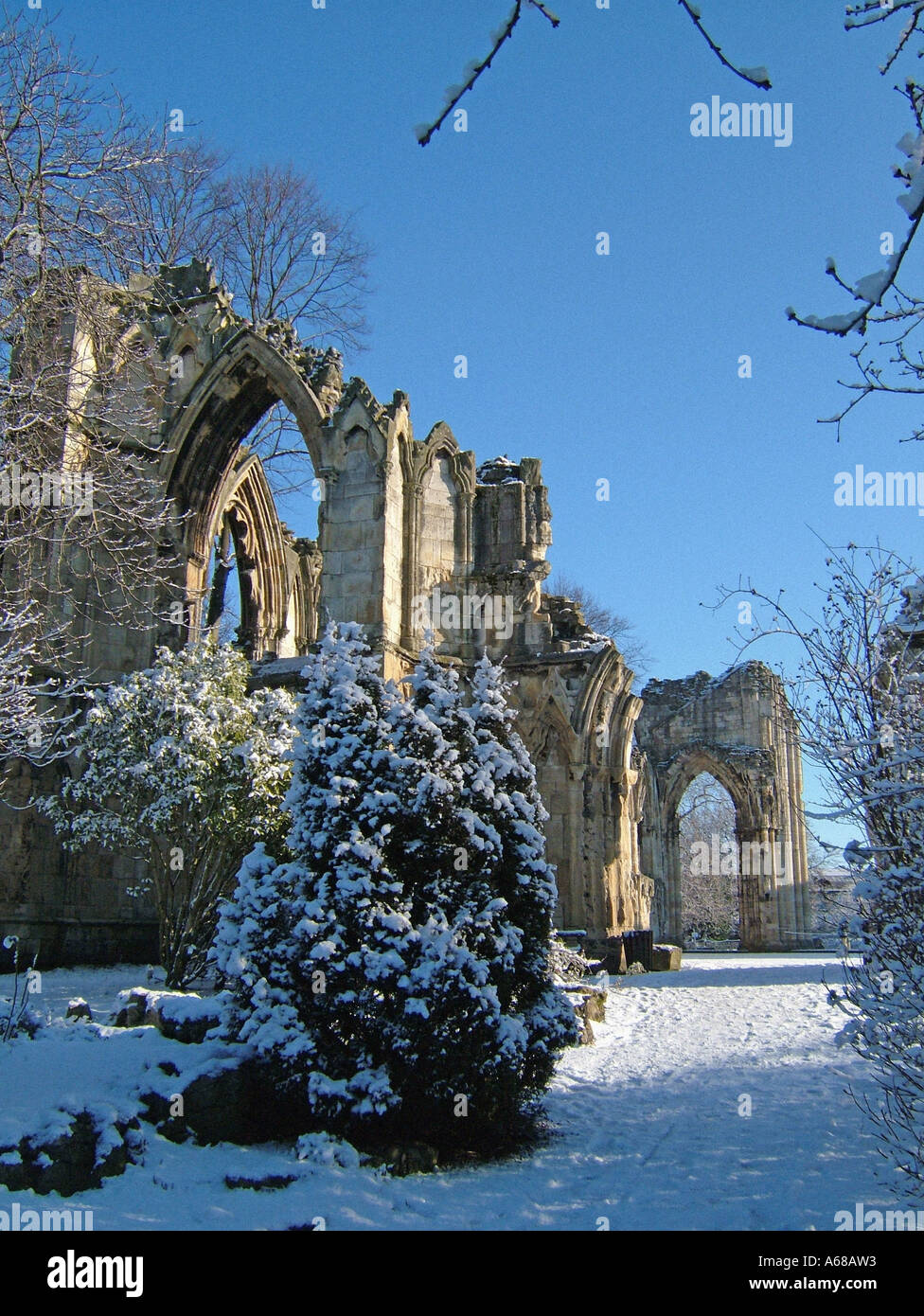 Abbey ruins snow trees hi-res stock photography and images - Alamy
