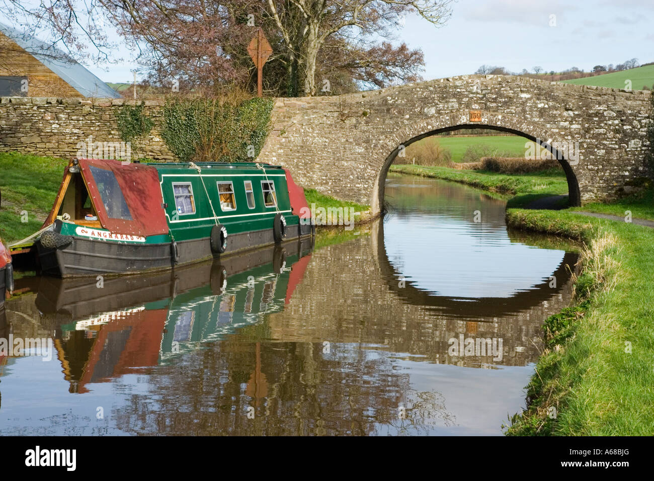 Canal Boat & Bridge, Brecon Beacons National Park, Powys, Wales, UK ...