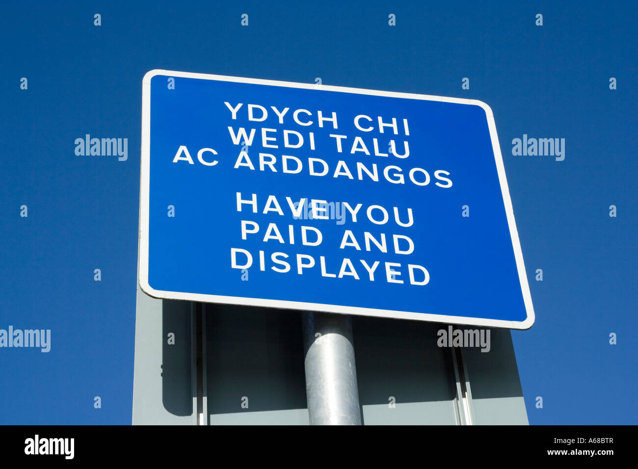 Parking sign english and welsh language hi-res stock photography and ...