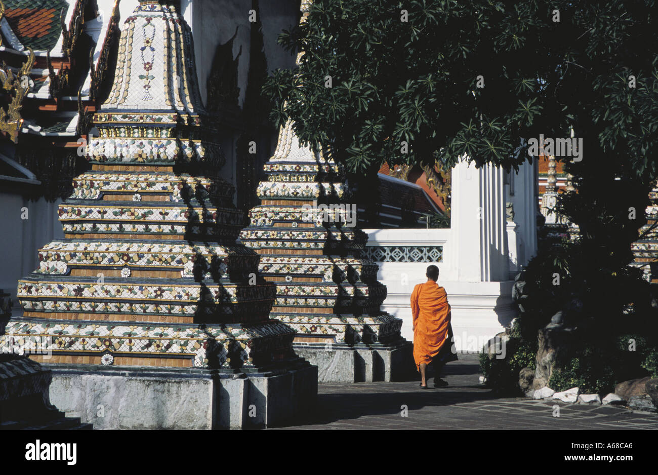 Golden temple monk hi-res stock photography and images - Alamy