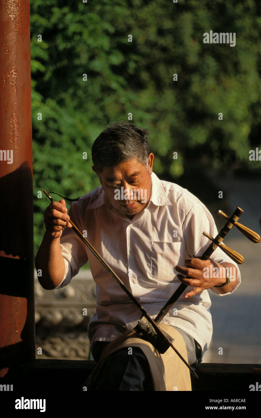 Erhu musician beijing hi-res stock photography and images - Alamy