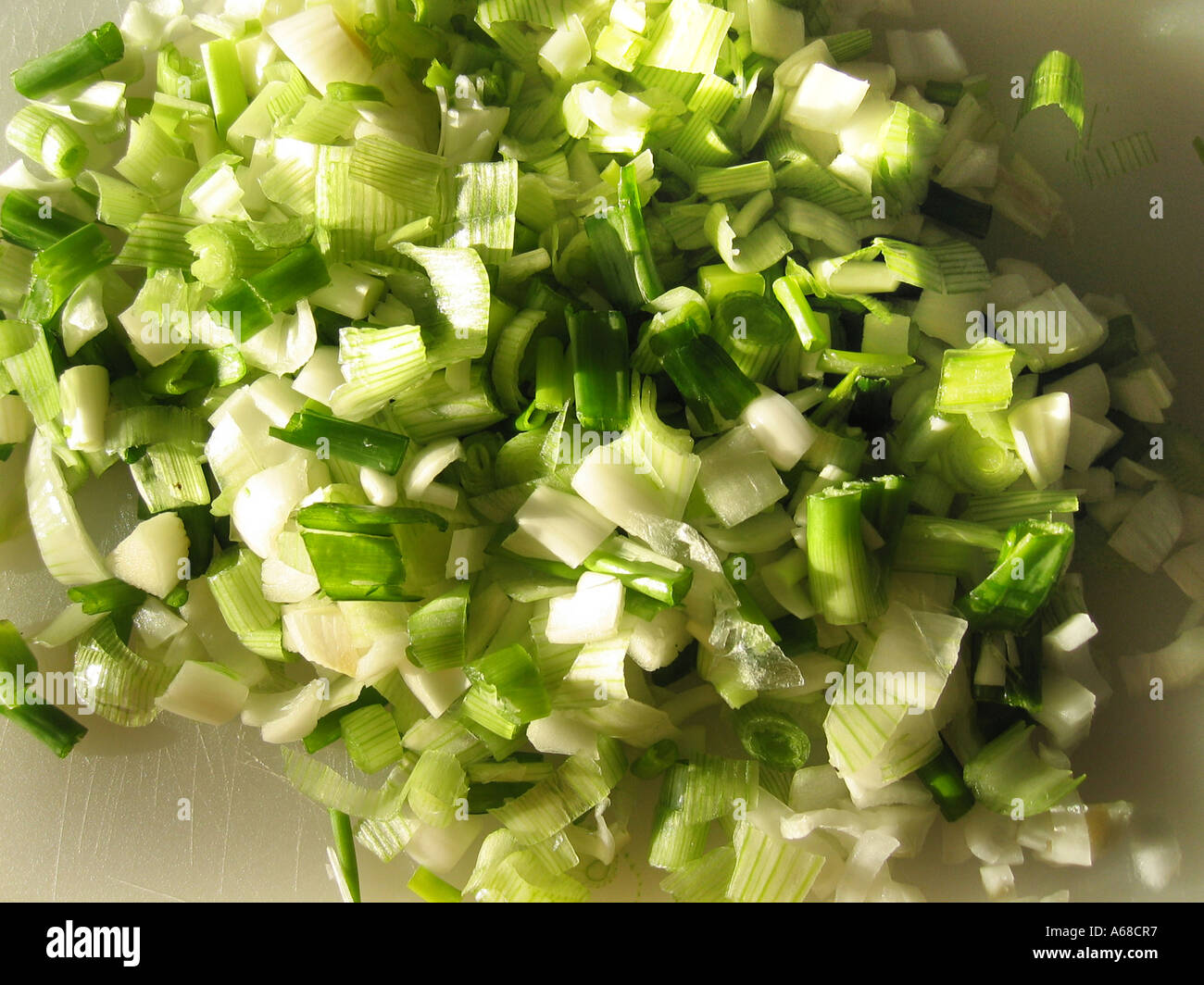 freshly chopped leek on chopping board Stock Photo - Alamy