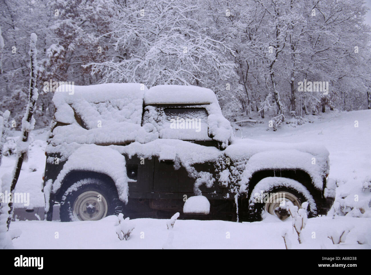land rover covered by snow Stock Photo - Alamy