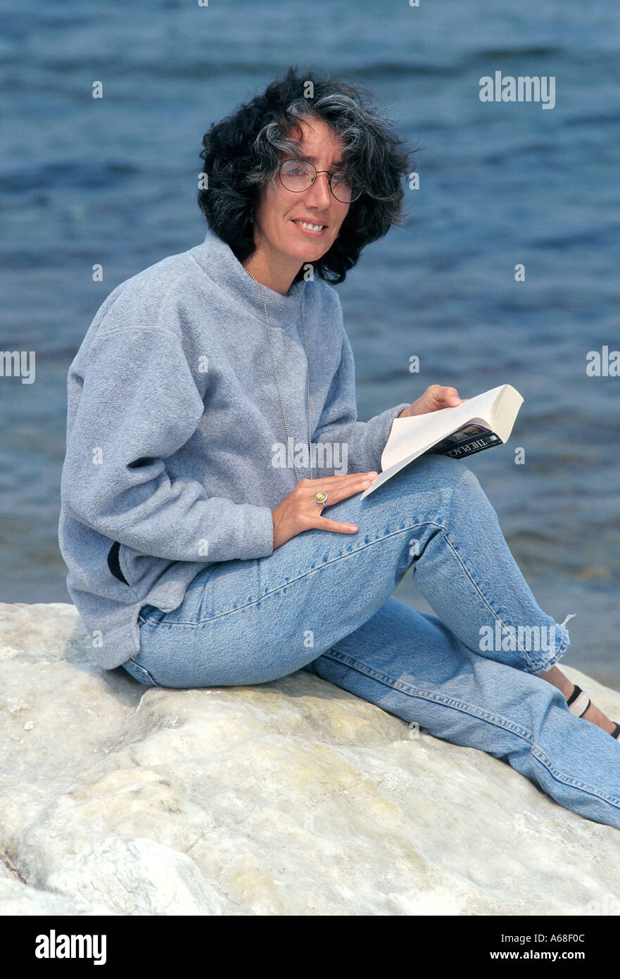 Reading on vacation hi-res stock photography and images - Alamy