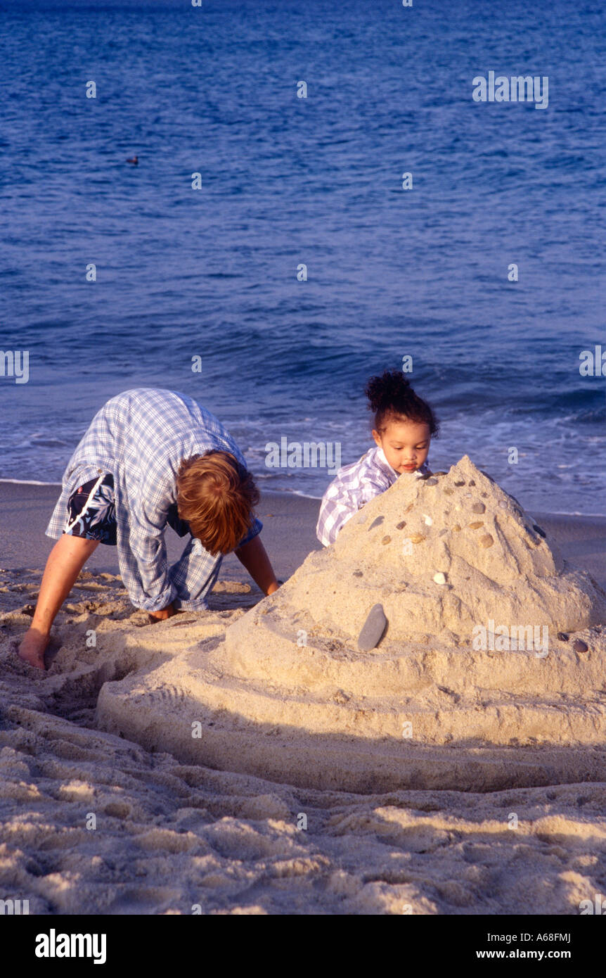 Boys building sand castle hi-res stock photography and images - Alamy