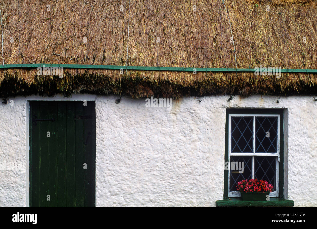 Rural thatched cottage hi-res stock photography and images - Alamy