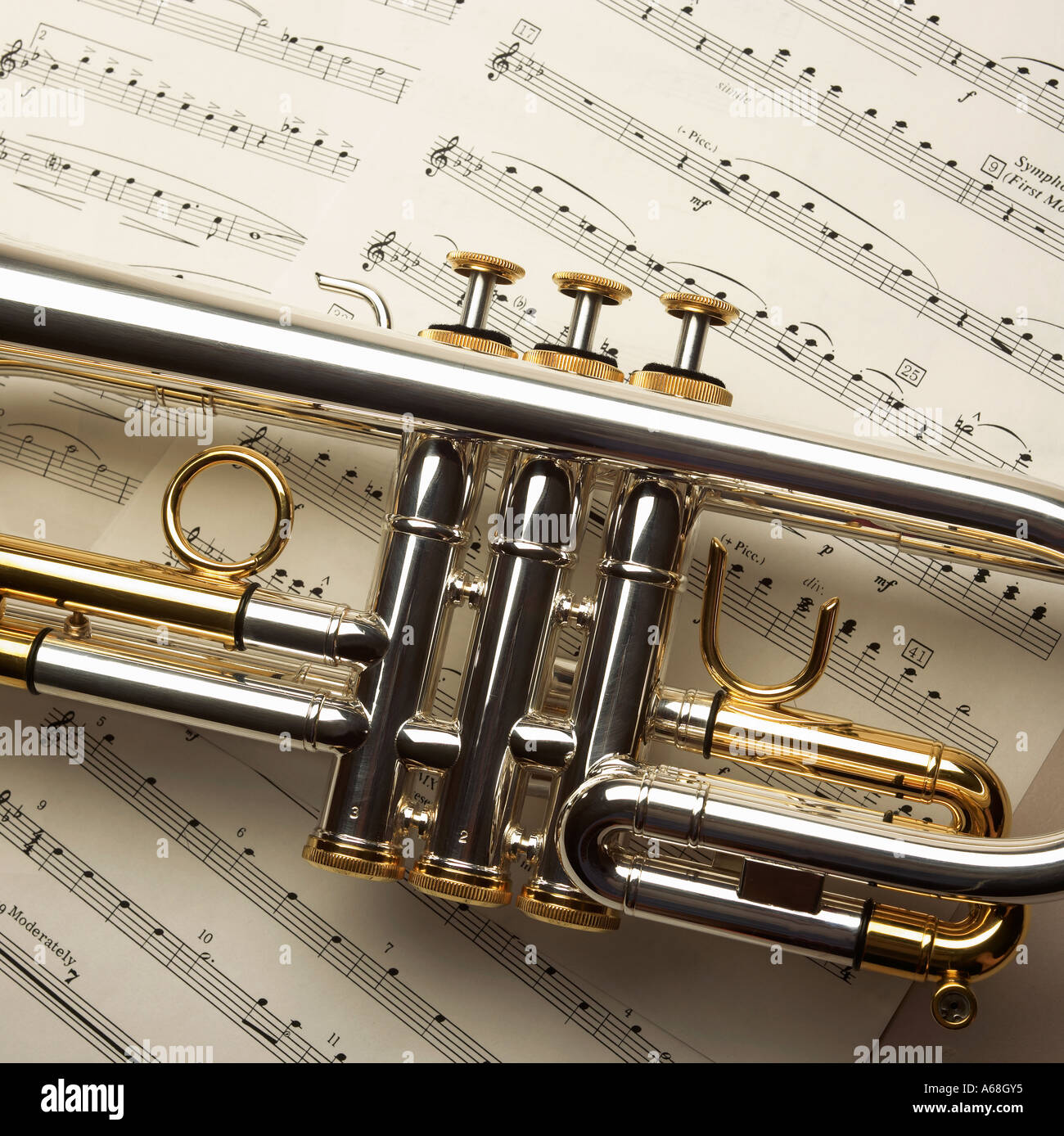 Trumpet sitting on musical score Stock Photo - Alamy
