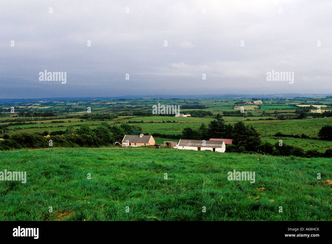 Fields farms barns and farmhouse hi-res stock photography and images ...