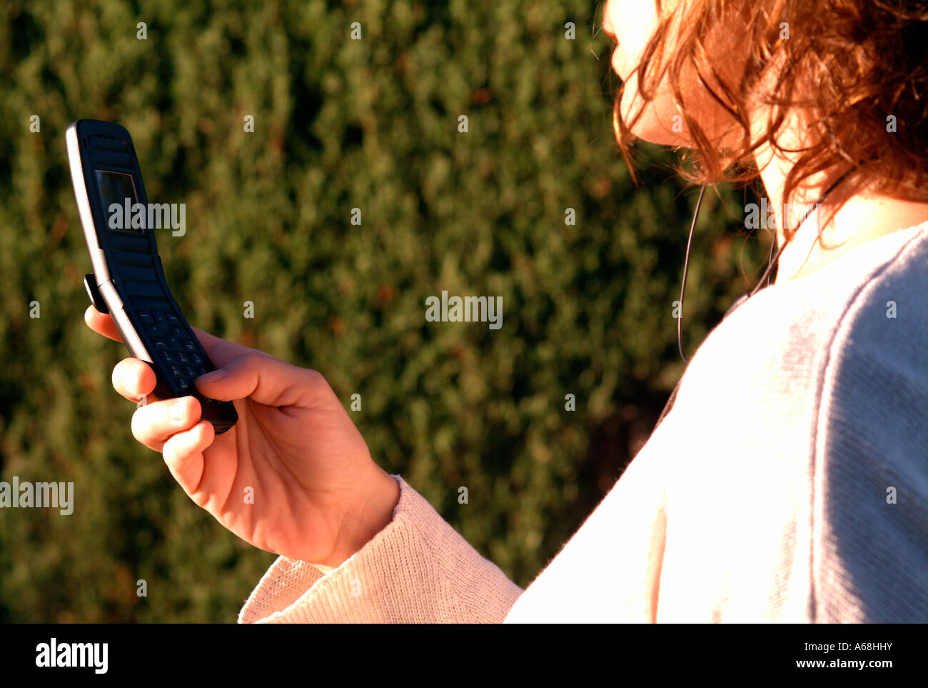 Woman reading a message by cellular phone Stock Photo - Alamy