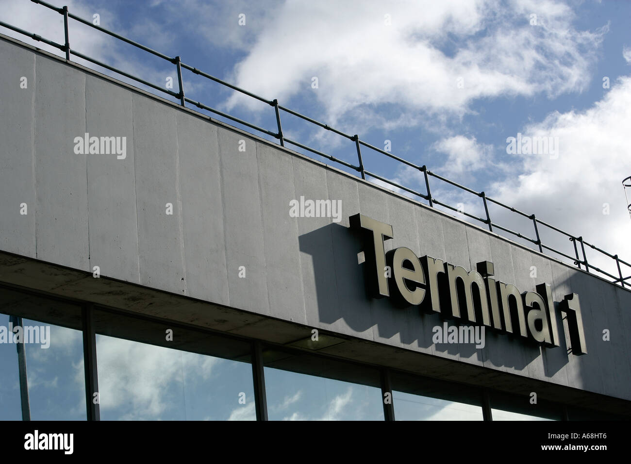 London heathrow terminal 1 hi-res stock photography and images - Alamy