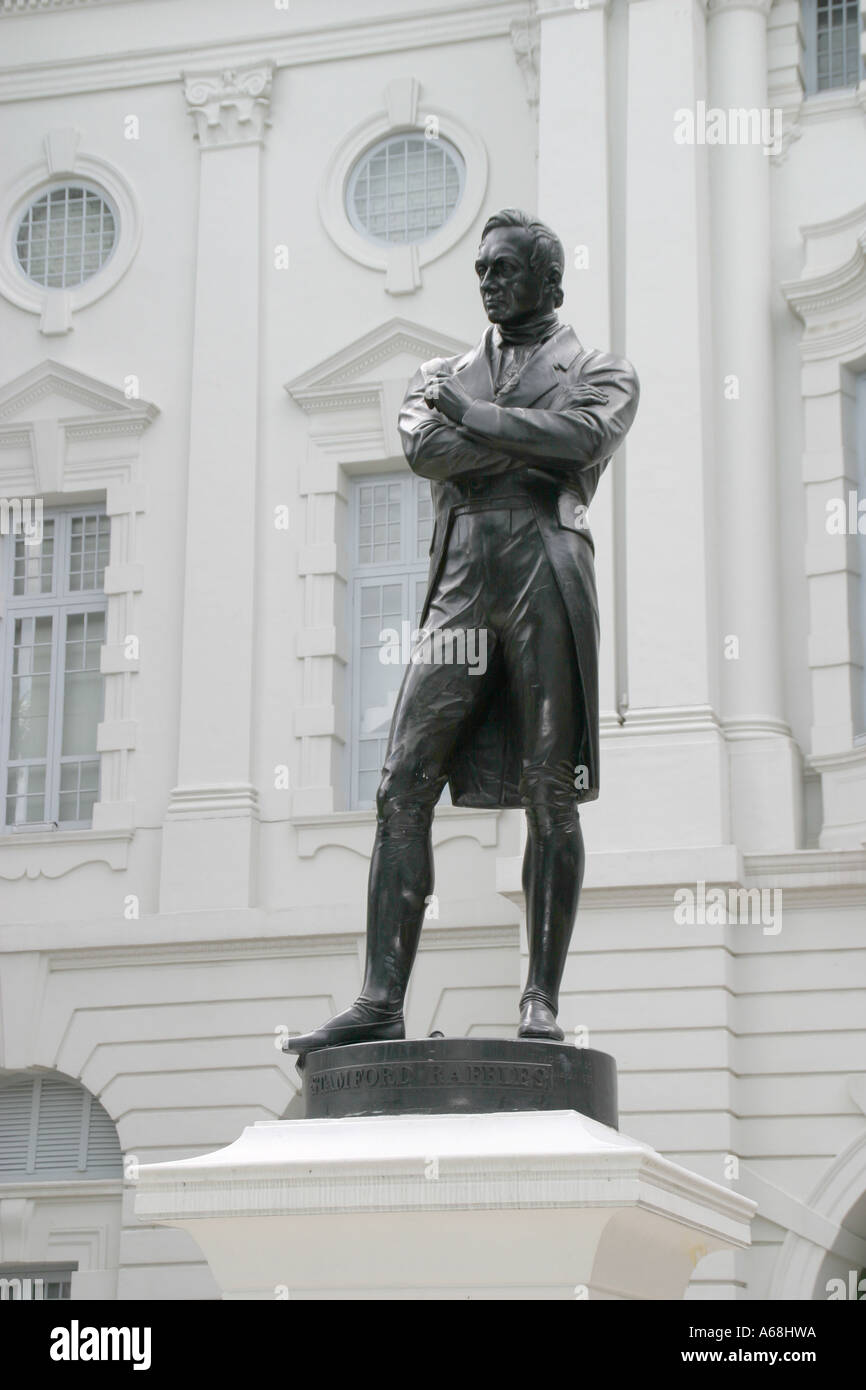Statue of Sir Stamford Raffles, Singapore Stock Photo - Alamy