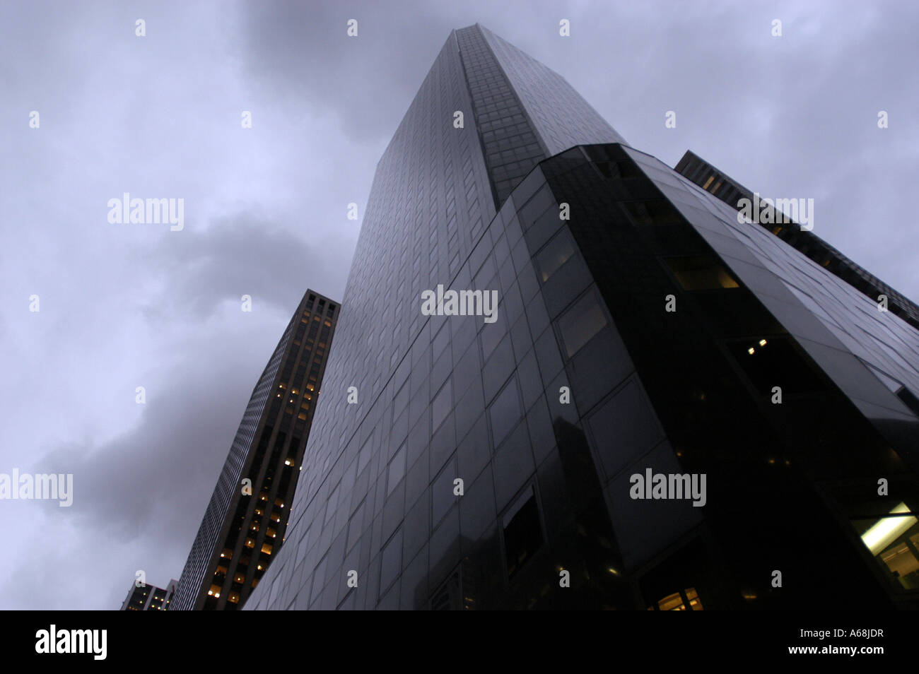 Dark building hi-res stock photography and images - Alamy