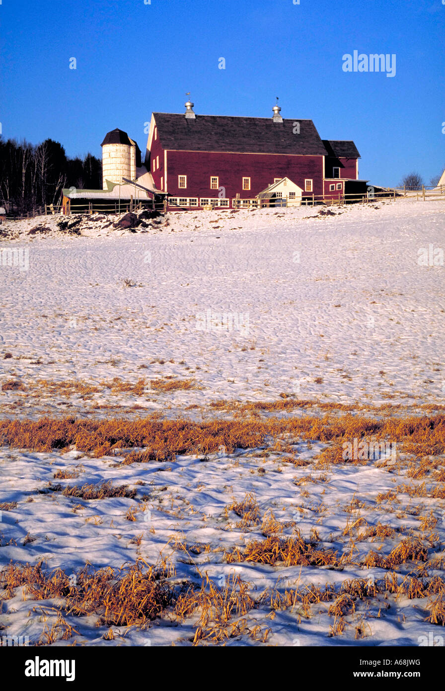 Barn and farm with snow covered field Stock Photo - Alamy