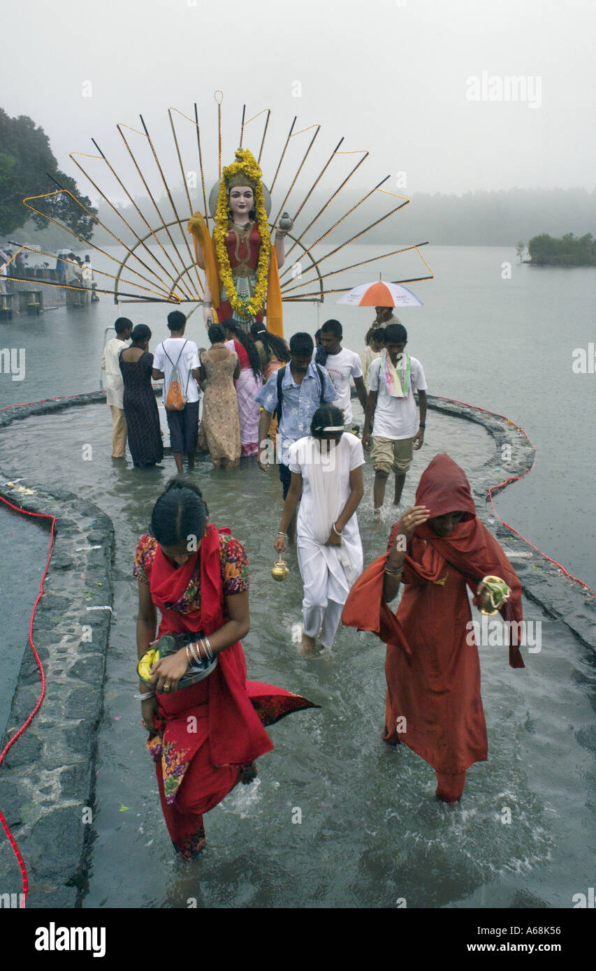 Hindu pilgrims in traditional dress hi-res stock photography and images ...