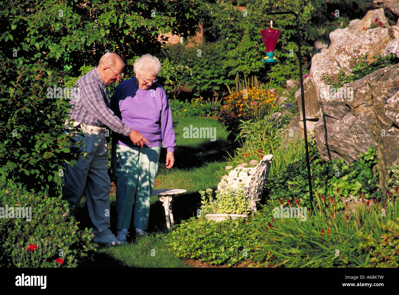 Senior couple in garden hi-res stock photography and images - Alamy