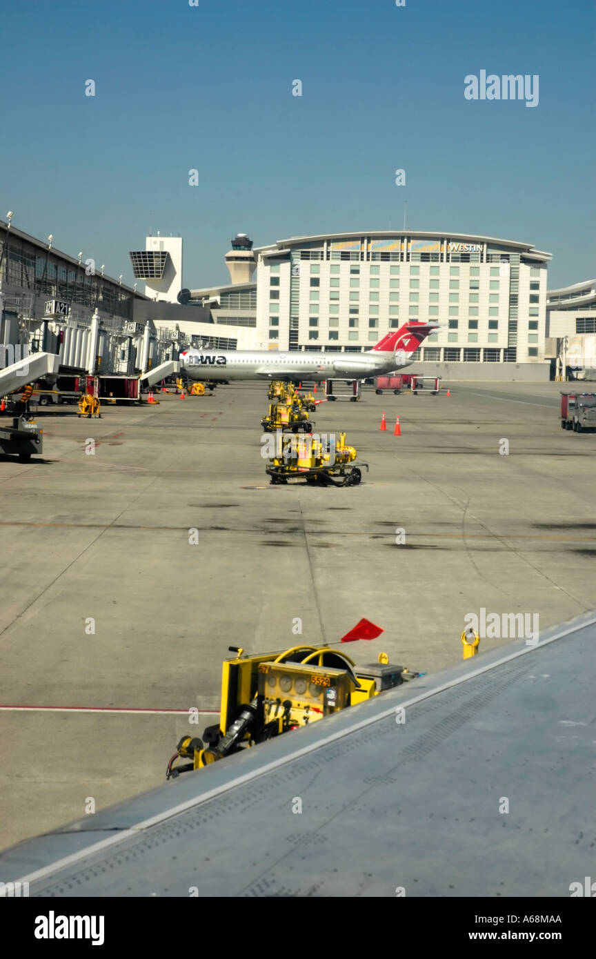 Loading airplane hi-res stock photography and images - Alamy