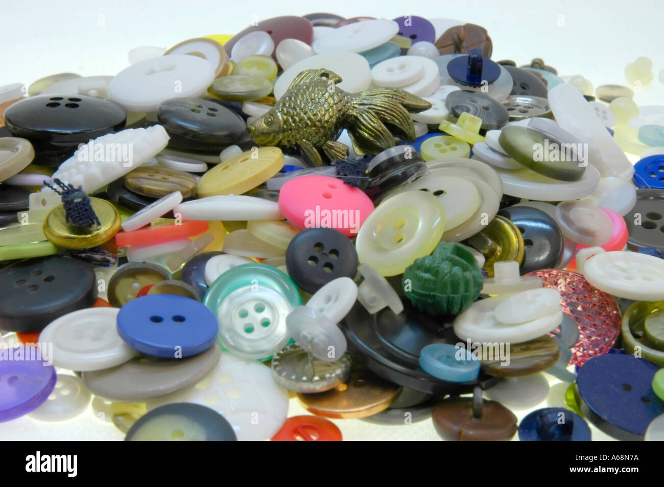Pile of buttons of multiple sizes and colors Stock Photo - Alamy