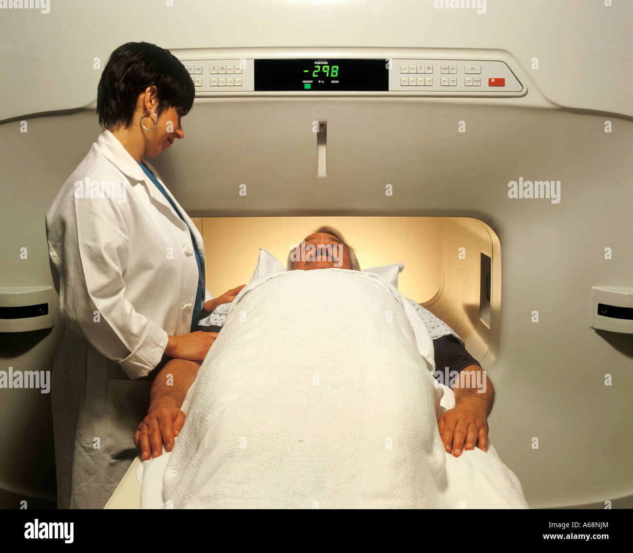 Technician administering an MRI Stock Photo - Alamy