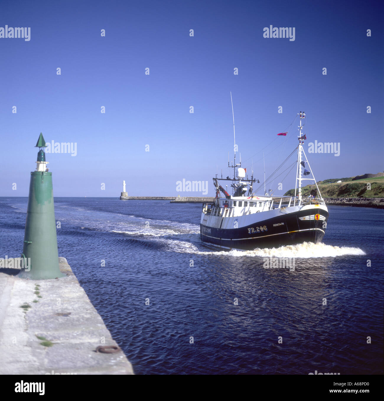 Fishing Boat Entering Aberdeen Docks Stock Photo - Alamy
