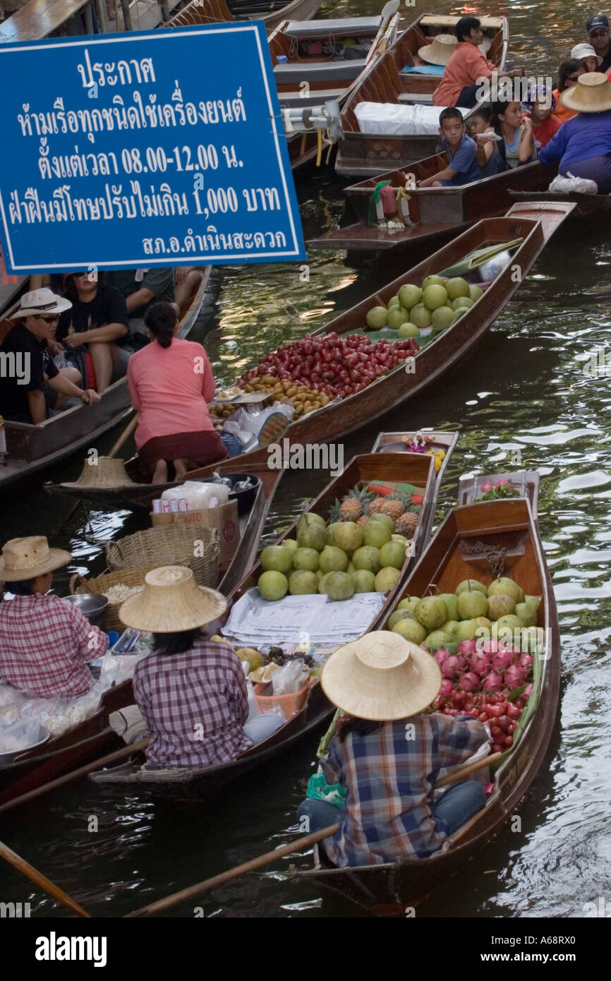 Damnoen Saduak floating market Stock Photo - Alamy