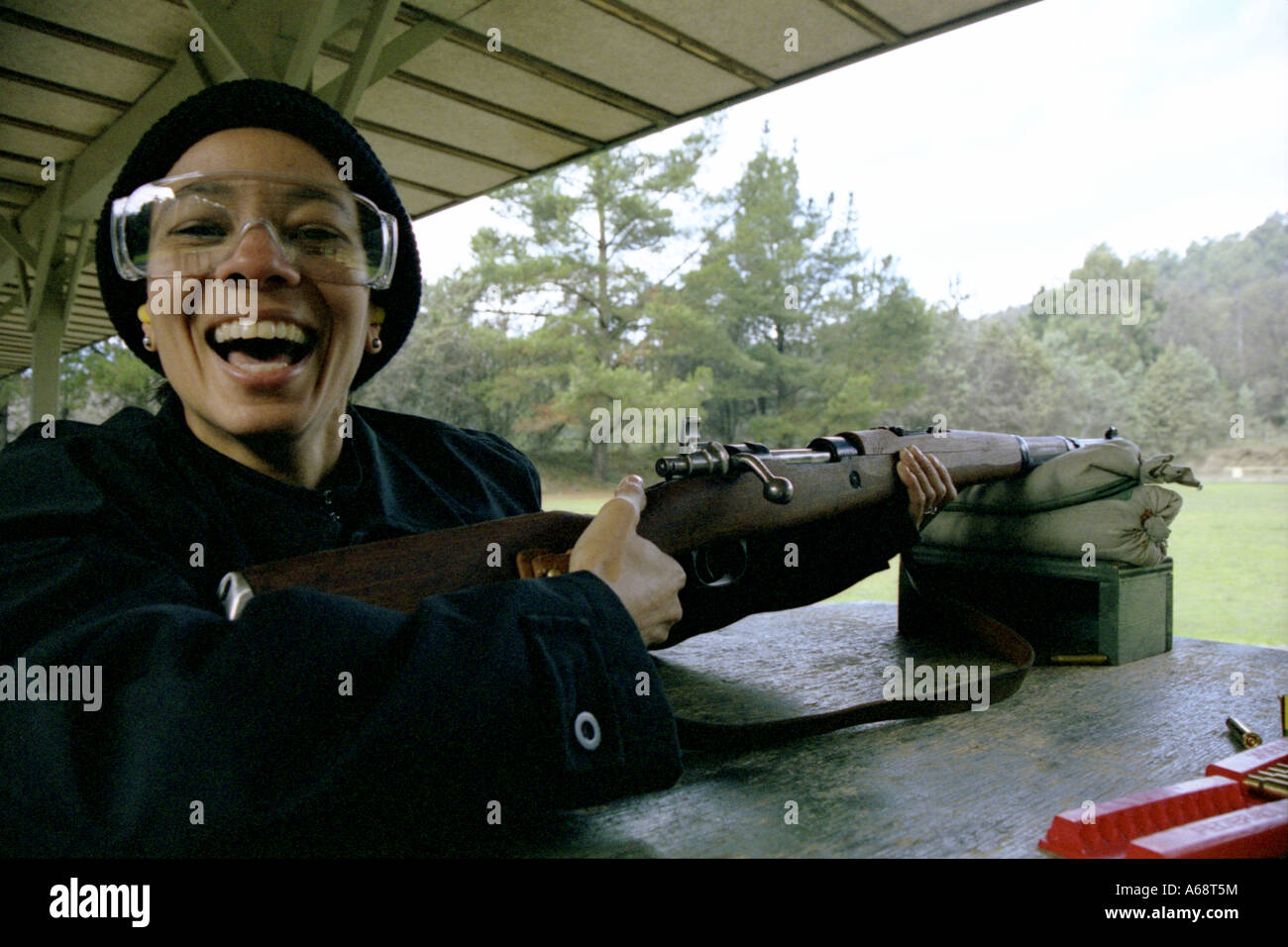 Women at rifle range hi-res stock photography and images - Alamy