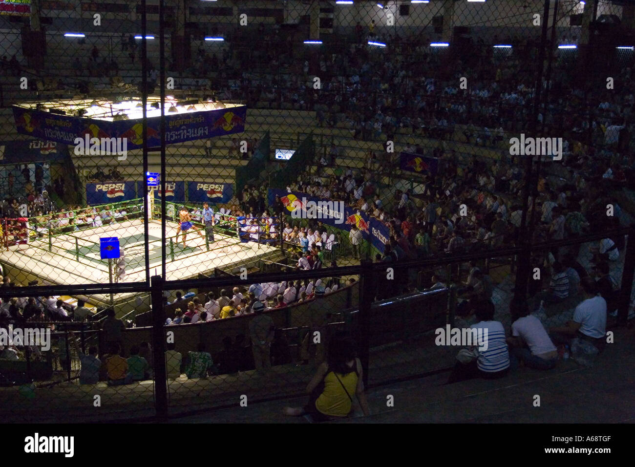 Boxing ring audience hi-res stock photography and images - Alamy