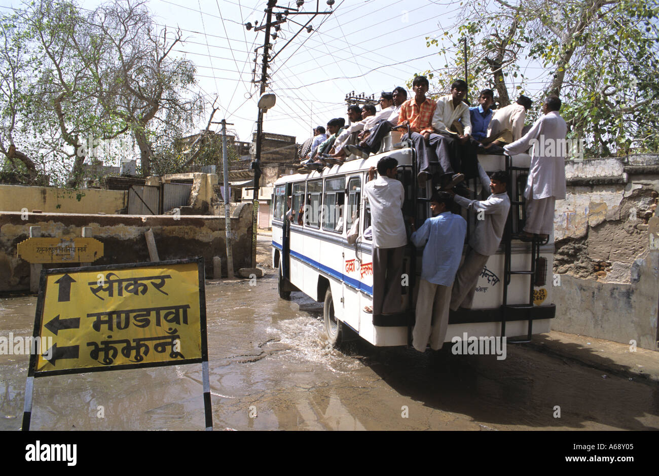 Overcrowded bus india hi-res stock photography and images - Alamy