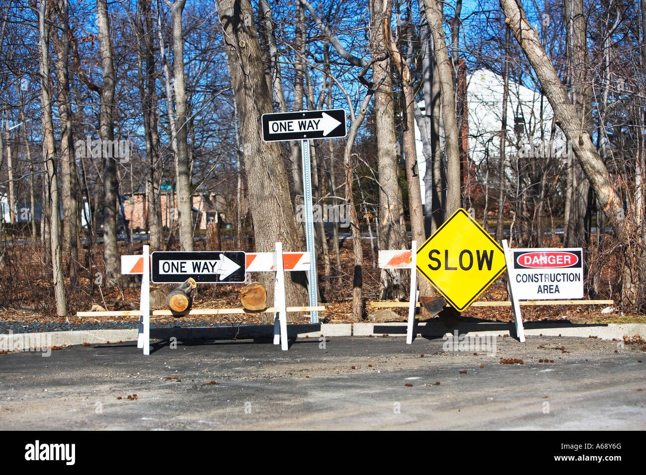 SLOW SIGN, ARROWS, CONSTRUCTION Stock Photo - Alamy